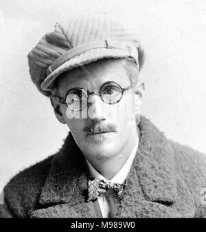 JAMES JOYCE (1882-1941) Irish novelist and poet about 1920 Stock Photo ...