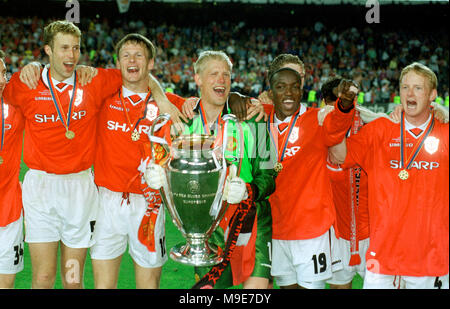 Ronny Johnsen and Peter Schmeichel, Manchester United celebrate victory ...