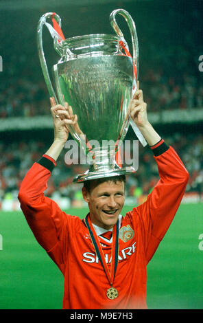 TEDDY SHERINGHAM MANCHESTER UNITED FC WEMBLEY LONDON 14 August 2000 ...