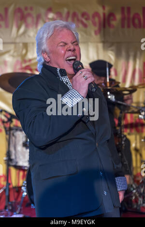 Taco Ockerse und Geff Harrison singen im Duett auf der Bühne der ...