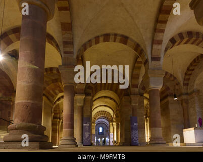 Speyer: Dom (cathedral), Krypta (crypt), main altar at Lent ...