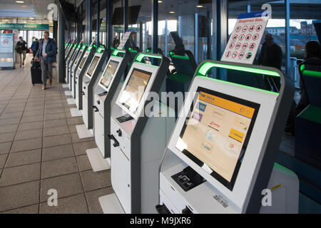 Check in-desk and self service baggage check for EasyJet flights and ...