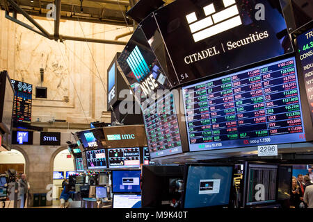 Screens overlooking the New York Stock Exchange's trading floor Stock ...