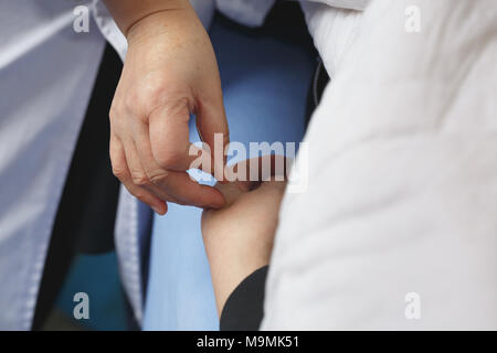 Acupuncture scene at a clinic in China Stock Photo - Alamy