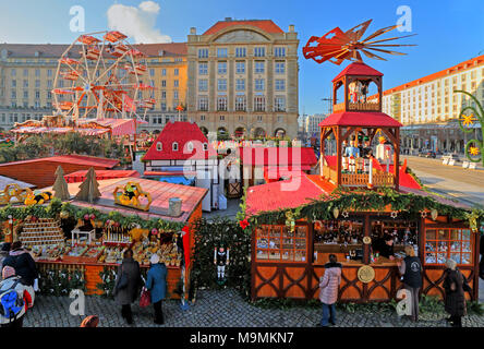 Striezelmarkt, Christmas market at Altmarkt, Dresden, Saxony, Germany ...