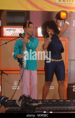 June 16, 2006, New York City Jodie Foster and Naveen Andrews on the set ...