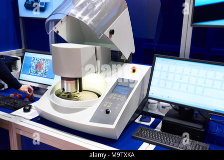 Powerful grinding and polishing laboratory system for high-quality ...