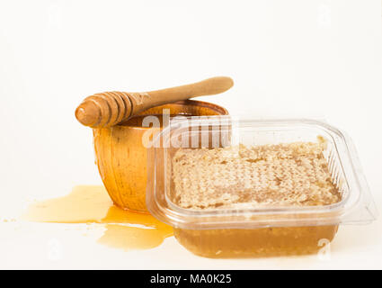 Bowl of honey and a plastic spoon Stock Photo - Alamy