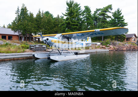 Piper Super Cub float plane in flight Stock Photo - Alamy