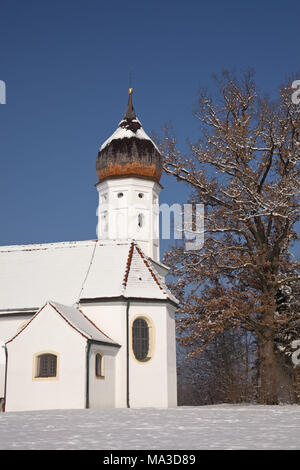 Germany, Bavaria, Penzberg, snow-covered chapel on the edge of the ...