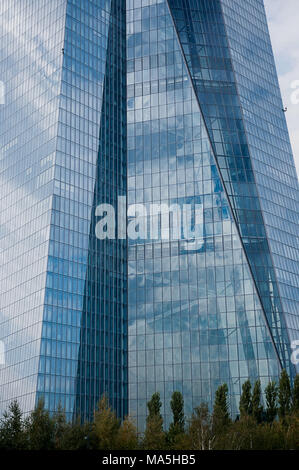Europäische Zentralbank in Frankfurt am Main - EZB Gebäude vor dunklem ...