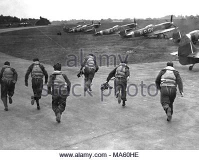 BATTLE OF BRITAIN RAF fighter aces. From left: P/O W L Knight Stock ...