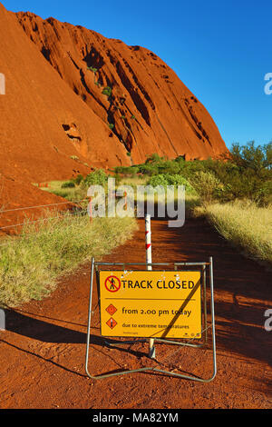 Closed path heat warning sign at Uluru, Ayers Rock, Uluru-Kata Tjuta ...