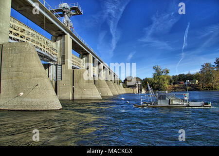 Red Bluff Diversion Dam. USFWS workers install a rotary screw trap at ...
