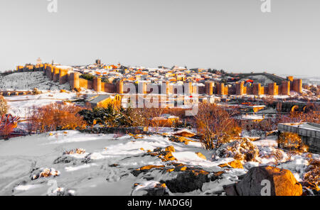Muralla de Ávila nevada. Castilla León. España Stock Photo - Alamy