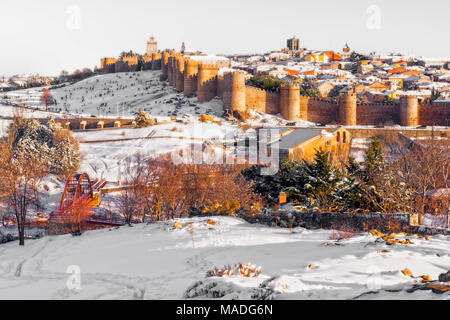 Muralla de Ávila nevada. Castilla León. España Stock Photo - Alamy