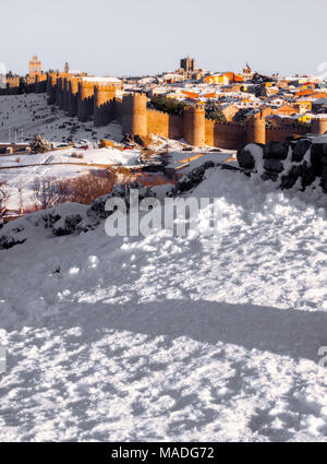 Muralla de Ávila nevada. Castilla León. España Stock Photo - Alamy