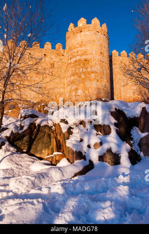 Muralla de Ávila nevada. Castilla León. España Stock Photo - Alamy