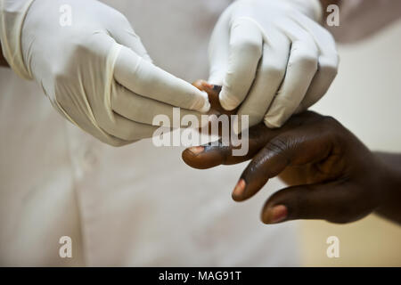 Doctor's hands making a patient's blood test Stock Photo - Alamy
