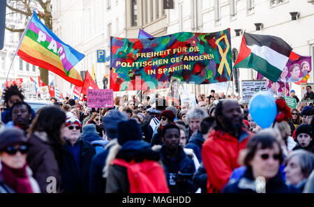 02 April 2018, Germany, Hamburg: Inhabitants of Hamburg enjoy the sunny ...