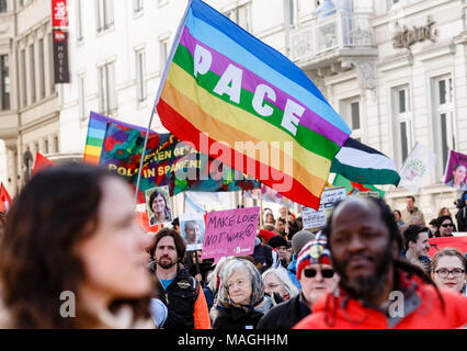 02 April 2018, Germany, Hamburg: Inhabitants of Hamburg enjoy the sunny ...