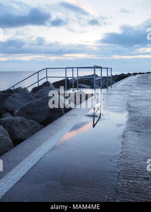 Sheerness, Kent, UK. 3rd April, 2019. UK Weather: a calm day along ...