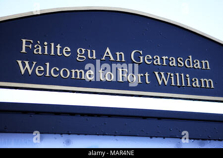 Scottish Highlands - Welcome to the Highlands sign in English and ...
