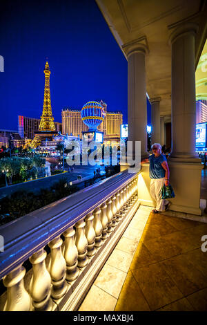 Covered walkway from The Bellagio to the strip, Las Vegas, Narvarda, U ...