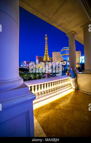 Covered walkway from The Bellagio to the strip, Las Vegas, Narvarda, U ...