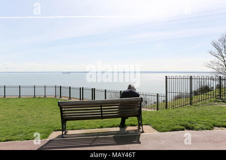 Southend, UK. 5th April, 2018. UK Weather: A beautiful spring day, blue ...