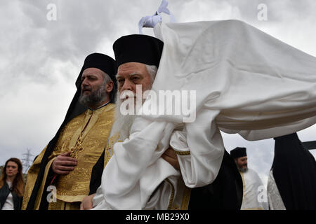 Athens, Greece, 6th April, 2018. Greek Orthodox priests reenact Christ ...
