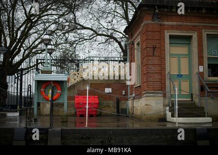 Kew to Hampton Court boat ride Stock Photo - Alamy