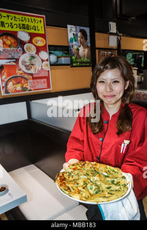 Waitresses at a Japanese restaurant, Tokyo, Japan Stock Photo: 15321810 ...