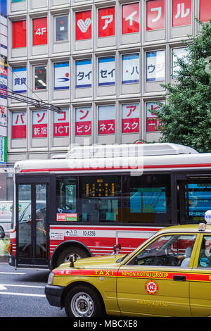 Tokyo Photo Bus Street 2 Stock Photo - Alamy
