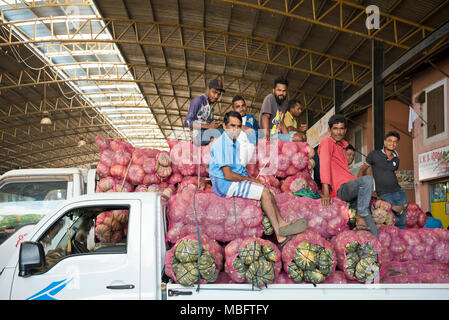 A view inside the largest fruit and vegetable wholesale market in Sri ...
