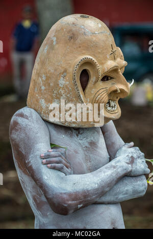 An Asaro Mudman with a traditional mud mask, Mount Hagen Cultural Show ...