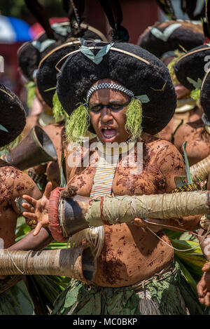 Suli Muli Tribe Woman From Enga During A Sing Sing Ceremony, Mount ...