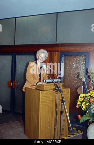 Annermarie Renger, Vizepräsidentin des Deutschen Bundestags, in ihrem ...