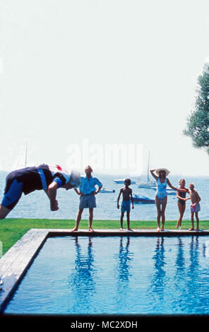 Familie Sachs hat Spaß, wenn Vater Gunter in den Pool springt. The ...