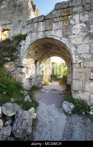 Crimea, ruins citadel on top of mountain Mangup Kale Stock Photo - Alamy