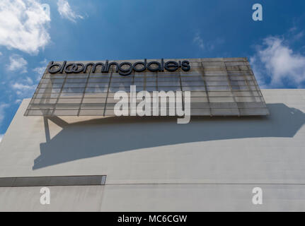 Bloomingdale's sign on side of store, Sherman Oaks, Los Angeles Stock ...