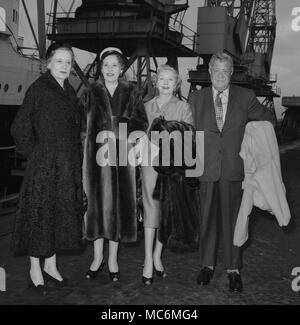 Lady Thelma Furness (l) and her twin sister Gloria Vanderbilt arrive at ...