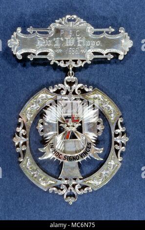 MASONIC JEWEL. Masonic jewel for the Past Eminent Commander of the ...