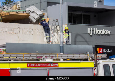 Sunday, Australia. 15th April 2018, Fire Brigade respond to a partially ...