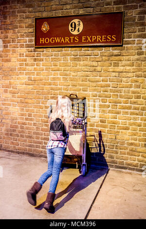 Hogwarts Express / Platform 9 3/4- Harry Potter WB Studio Tour Stock ...