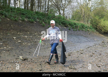 Volunteer clean up of the river Thames in London. Plastic pollution in ...