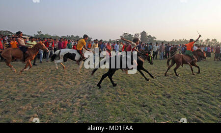 Mathurapur, India. 16th Apr, 2018. Villagers participate in Rural Horse ...