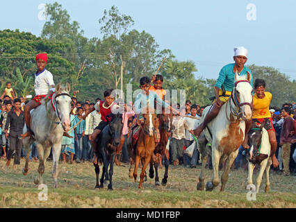 Mathurapur, India. 16th Apr, 2018. Villagers participate in Rural Horse ...