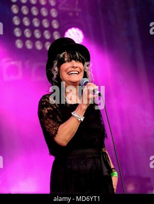 Quill vocalist Joy Strachan-Brain performing at at Cropredy Festival ...