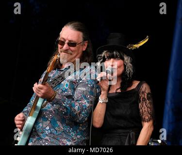Quill vocalist Joy Strachan-Brain performing at at Cropredy Festival ...